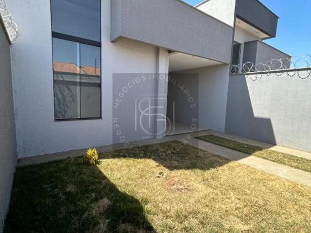 Casa à venda em Aparecida de Goiânia GO, Parque Hayala: 3 quartos, 2 suíte, 1 sala, 3 banheiros, 2 v