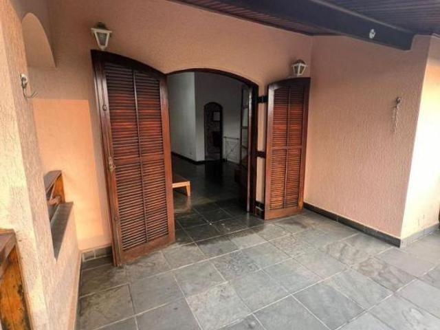 Casa a venda em Arujá, condomínio fechado