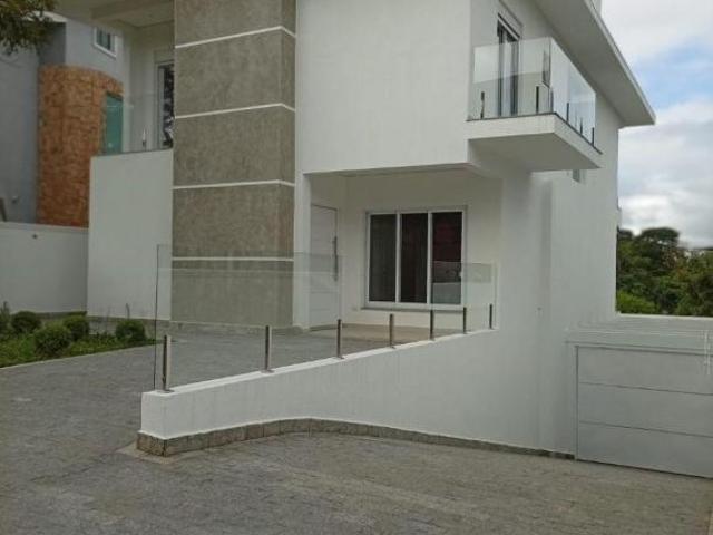 Casa a venda em Arujá, condomínio fechado