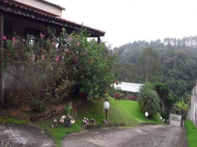 Casa à venda em Arujá SP: 4 quartos, 4 suítes, 3 salas, 5 banheiros, 6 vagas e 250m² de área no Jard