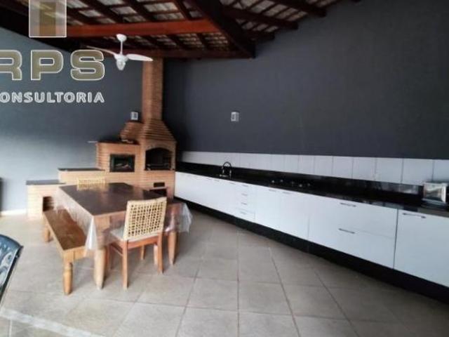 Casa a venda em Atibaia no condomínio Shambala II com 3 suítes e 4 vagas