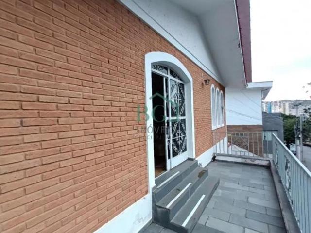 Casa à venda em avenida próxima ao centro de Poços de Caldas
