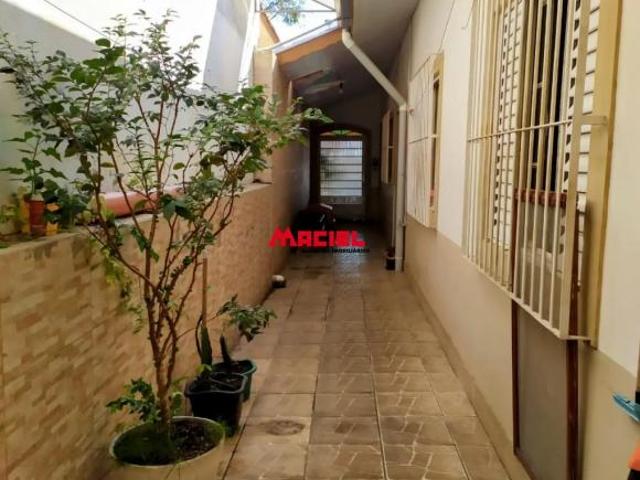 casa a venda em avenida,próxima de comércio em geral