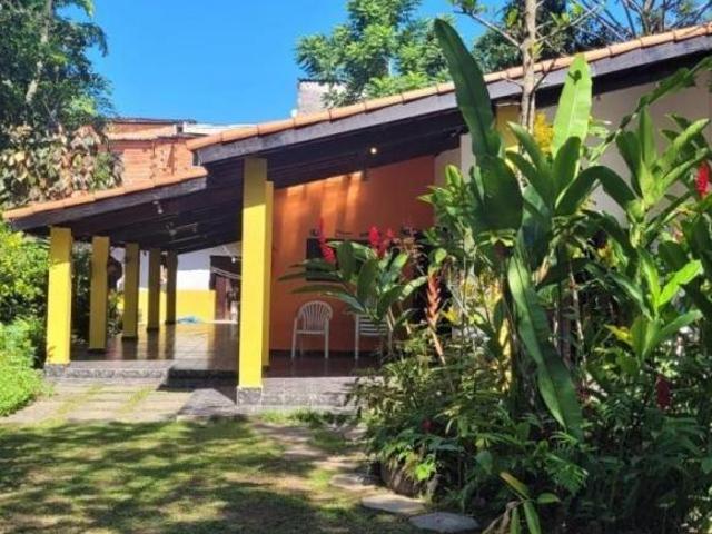 Casa à Venda em Boiçucanga – A 250m da Praia com Casa de Apoio Independente