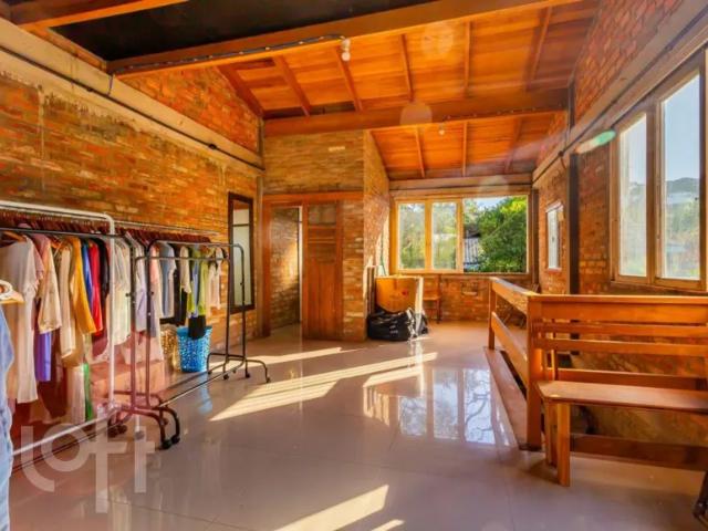 Casa à venda em Bom Jesus com 220 m², 3 quartos, 4 vagas