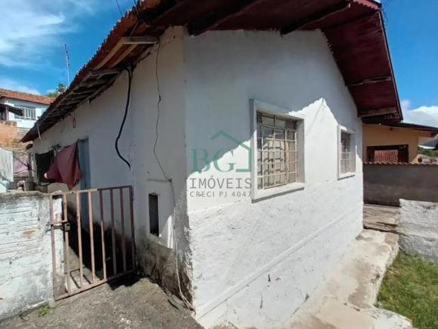 Casa à venda em bairro residencial próximo ao centro de Poços de Caldas