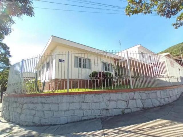 Casa à venda em bairro tradicional de Poços de Caldas próximo ao centro