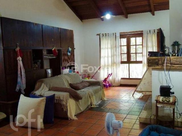 Casa à venda em Belém Novo com 132 m², 5 quartos, 2 suítes, 3 vagas