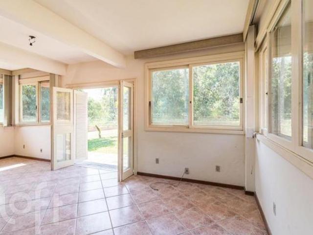 Casa à venda em Belém Novo com 250 m², 4 quartos, 1 suíte, 3 vagas