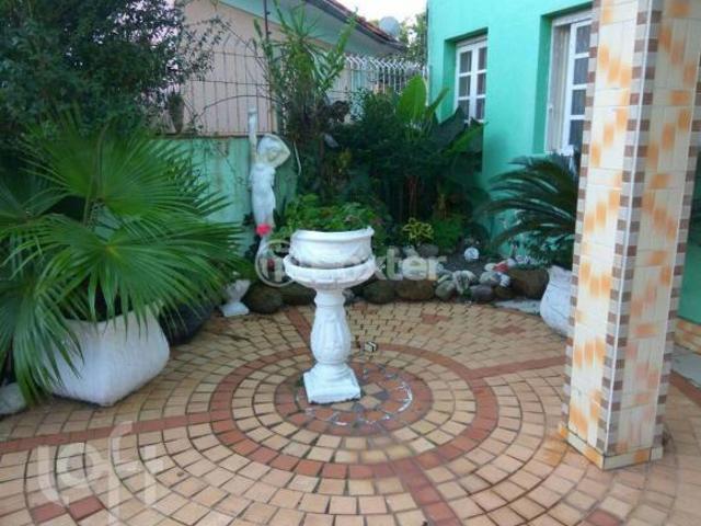 Casa à venda em Glória com 420 m², 7 quartos, 2 suítes, 5 vagas
