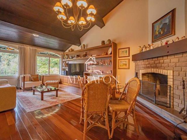 CASA À VENDA EM GRAMADO COM QUATRO DORMITÓRIOS