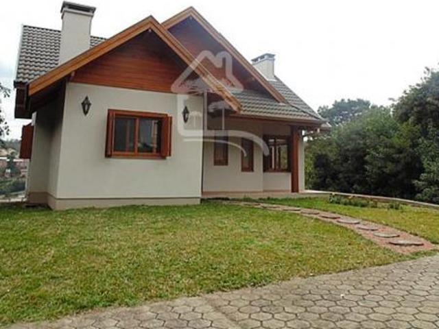 CASA À VENDA EM GRAMADO COM TRÊS DORMITÓRIOS
