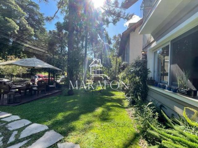 CASA À VENDA EM GRAMADO COM TRÊS SUÍTES