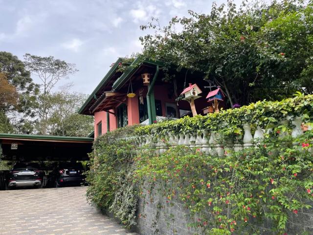 Casa a venda em Granja Viana Cond Jardim Colibri