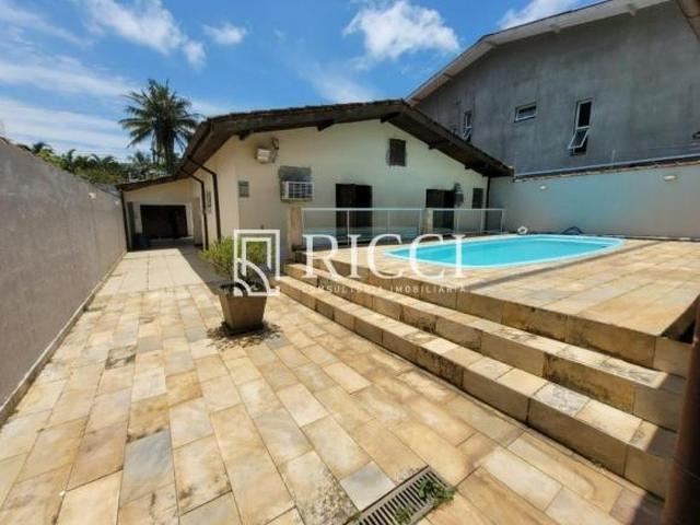 Casa à venda em Guarujá! Oportunidade pertinho da praia