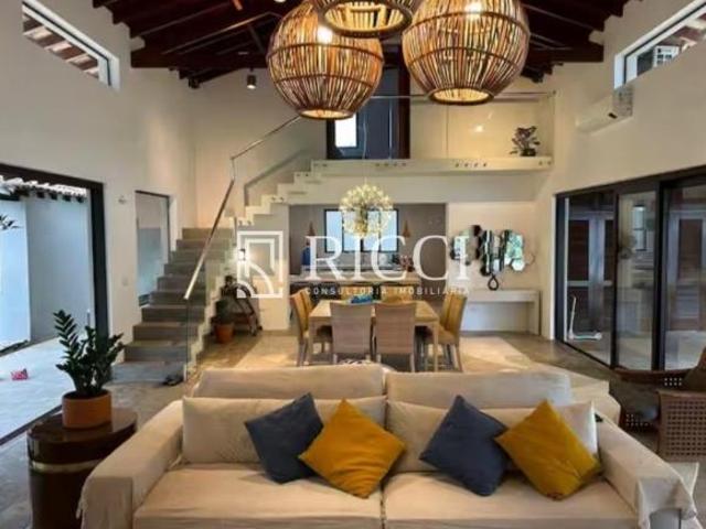 Casa à Venda em Guarujá SP, Praia do Pernambuco Sobrado de Luxo com 4 Quartos e 1 Suíte R$3.5M