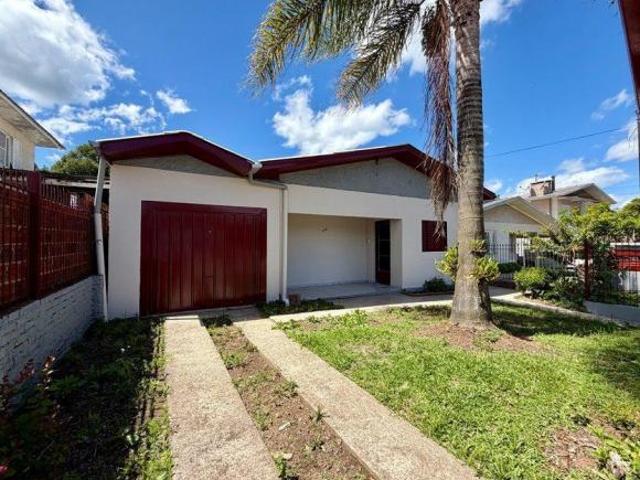 Casa à Venda em Farroupilha com 3 Dormitórios, Suíte e 2 Vagas