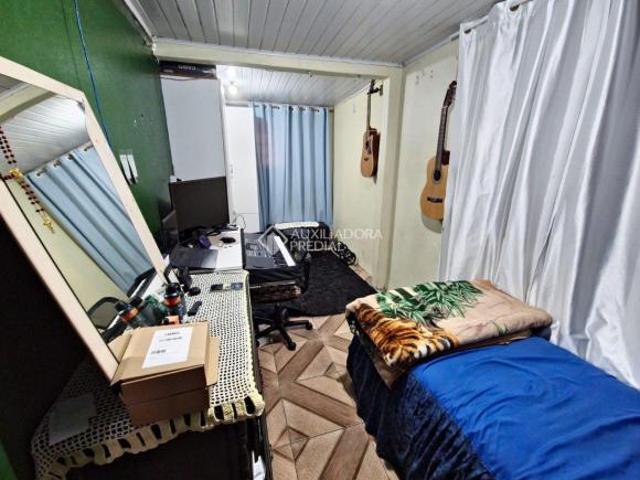 Casa com 03 quartos, sendo 01 suite, 02 banheiros, 02 garagem