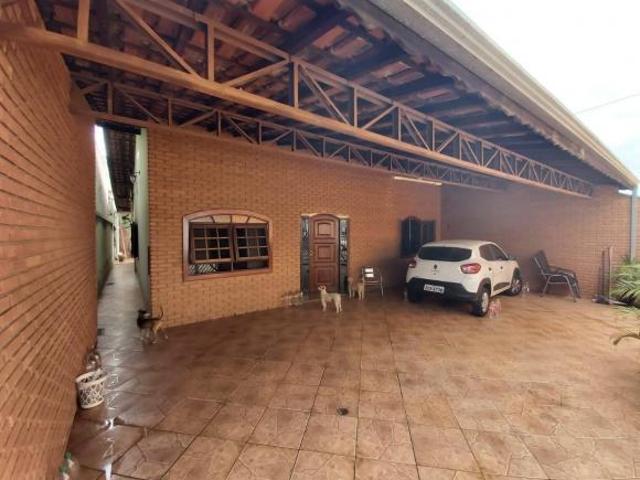 Casa a venda em Hortolândia podendo ser ponto comercial, com 3 quartos e 4 vagas. Aceita financiamen