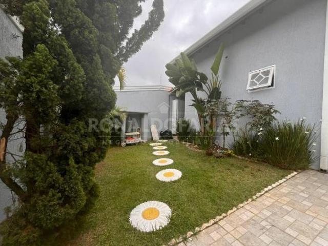 Casa a Venda em Interlagos com 3 Dormitórios Suítes e 6 Vagas de Garagem