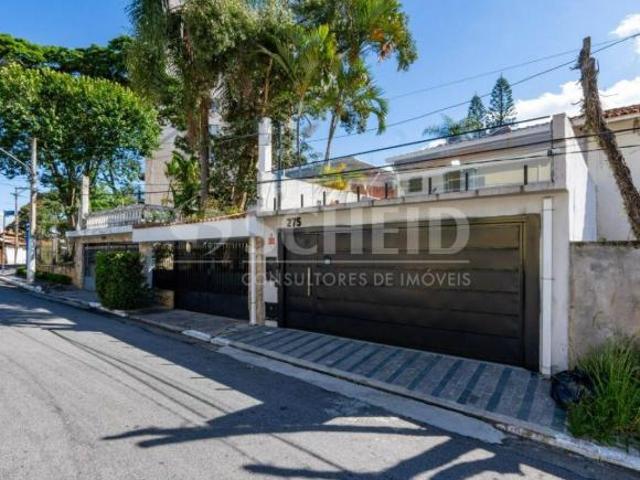 Casa á Venda em Interlagos com 250m², 3 quartos sendo 2 suítes, 2 vagas