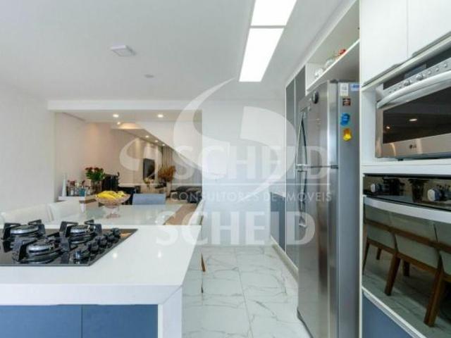 Casa à Venda em Interlagos com 250m², 3 quartos sendo 2 suítes, 2 vagas