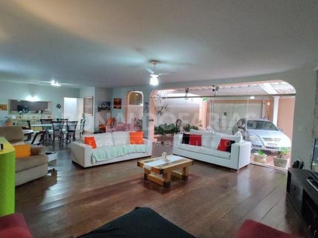 Casa à Venda em Interlagos com 4 Dormitórios Suítes e 6 Vagas de Garagem