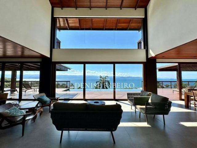 Casa à venda em Ilhabela com vista para mar