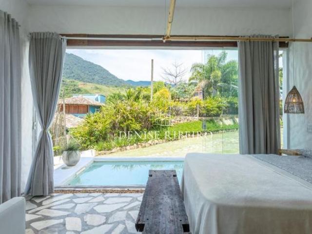 Casa à venda em Ilhabela na Armação com vista