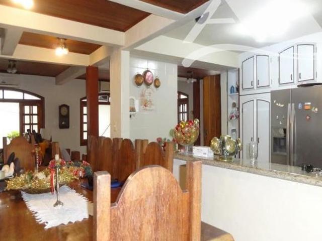 Casa à venda em Ilhabela SP, Perequê: 4 quartos, 2 suítes, 3 salas, 3 banheiros, 2 vagas de garagem