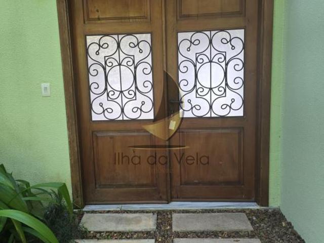 Casa à Venda em Ilhabela: Vista Mar, 4 Suítes, 250m²