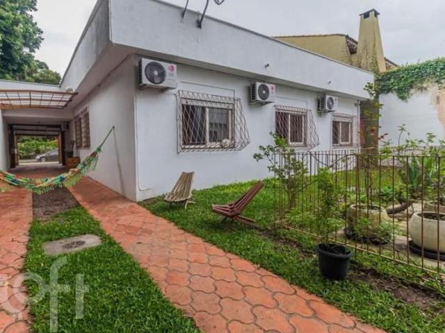 Casa à venda em Ipanema com 257 m², 3 quartos, 1 suíte, 4 vagas