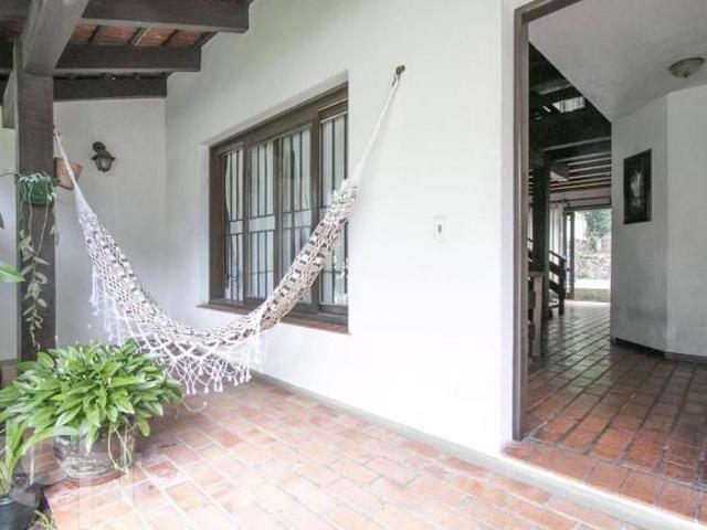 Casa à venda em Ipanema com 268 m², 3 quartos, 1 suíte, 3 vagas