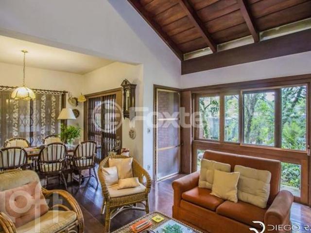 Casa à venda em Ipanema com 261 m², 4 quartos, 2 suítes, 5 vagas