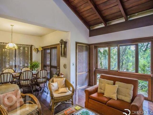 Casa à venda em Ipanema com 261 m², 4 quartos, 2 suítes, 5 vagas