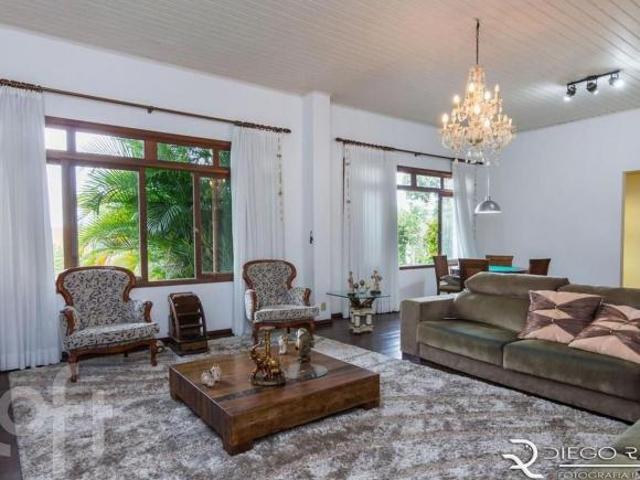 Casa à venda em Ipanema com 300 m², 3 quartos, 1 suíte, 2 vagas