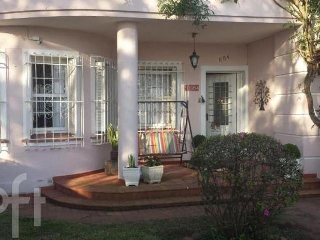 Casa à venda em Ipanema com 301 m², 4 quartos, 2 suítes, 4 vagas