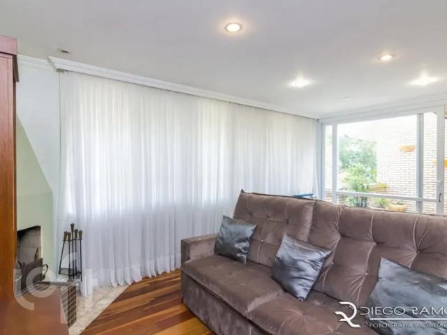 Casa à venda em Ipanema com 322 m², 3 quartos, 1 suíte, 4 vagas