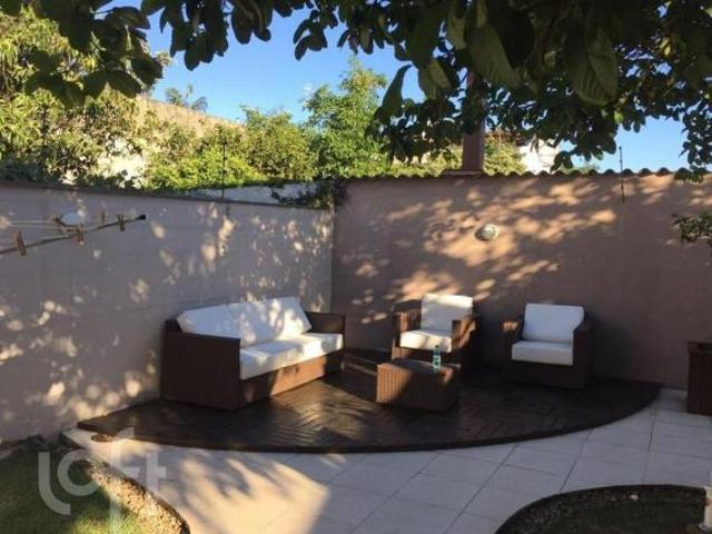 Casa à venda em Ipanema com 323 m², 3 quartos, 1 suíte, 2 vagas