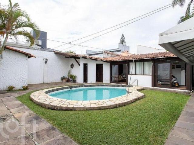 Casa à venda em Ipanema com 357 m², 3 quartos, 1 suíte, 4 vagas