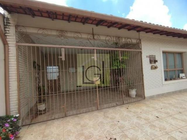 Casa à venda em Itu SP, bairro Brasil: 3 quartos, 1 suíte, 3 salas, 3 banheiros, 2 vagas de garagem