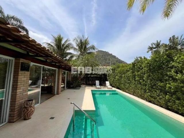 Casa à venda em Itamambuca, com piscina, a apenas 100m da praia