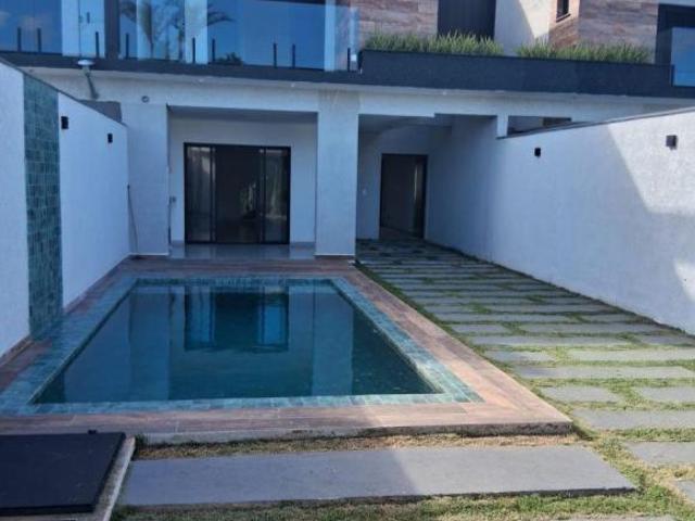 Casa à venda em Itanhaém 157 m² com piscina, 2 suítes e 4 vagas