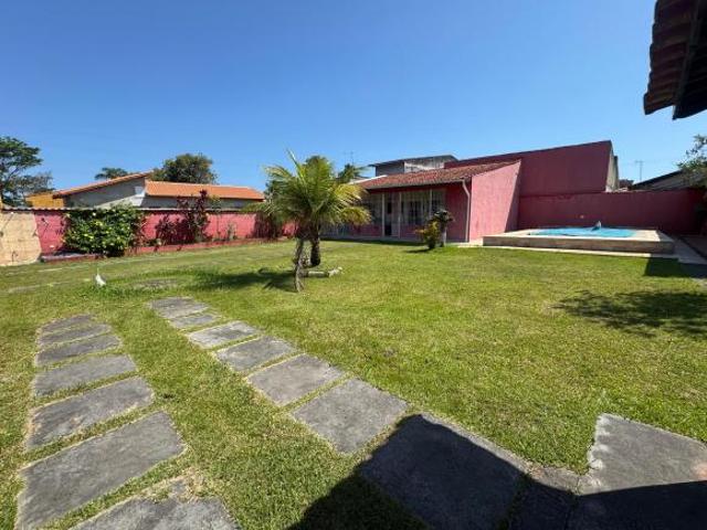 Casa a venda em Itanhaém com quintal e piscina
