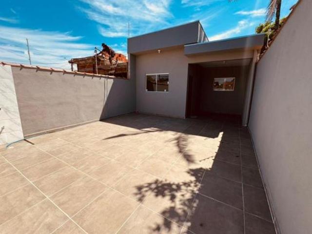 CASA A VENDA EM ITANHAÉM COM 03 QUARTOS