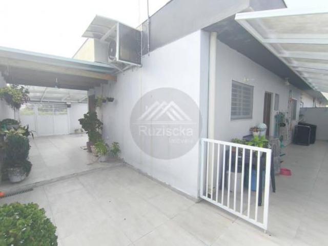 CASA Á VENDA EM ITANHAEM A 400M DO MAR COM PISCINA