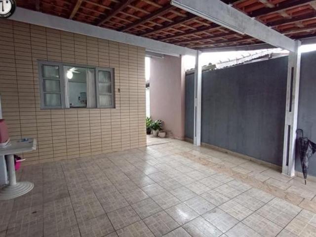 Casa à venda em Itanhaém SP, bairro Belas Artes: 2 quartos, 1 sala, 1 banheiro, 2 vagas de garagem!