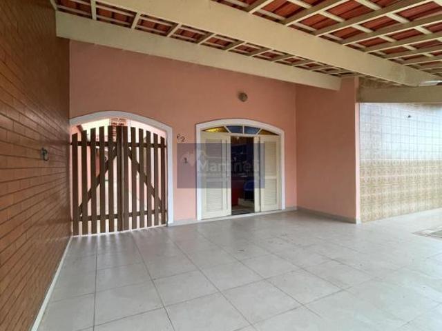 Casa à venda em Itanhaém SP, no bairro Grandesp, 4 quartos, 2 suítes, 2 salas, 130m² de área. Confir