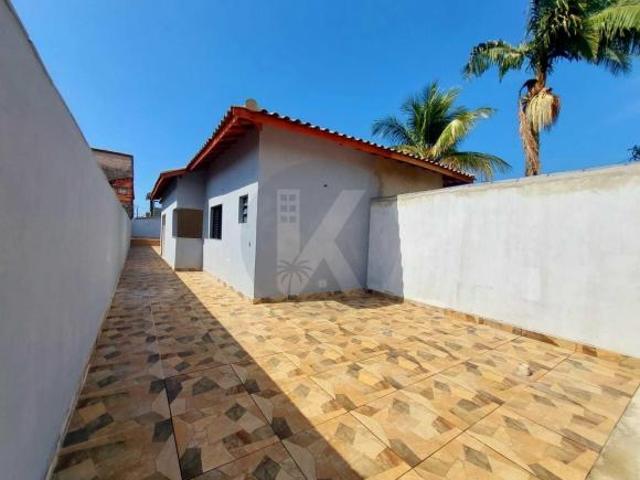Casa a Venda em Itanhaém Piscina e 3 quartos