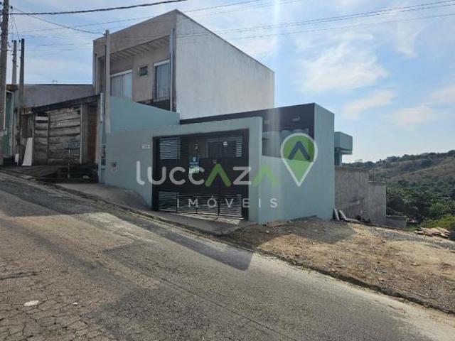 Casa à venda em Jacareí SP: 2 quartos, 2 salas, 2 banheiros, 2 vagas de garagem!